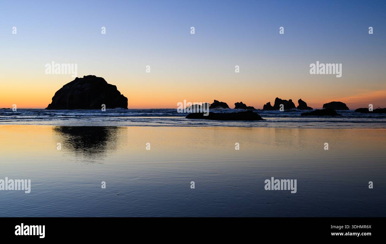 Natural rock formations beach hi-res stock photography and images - Alamy