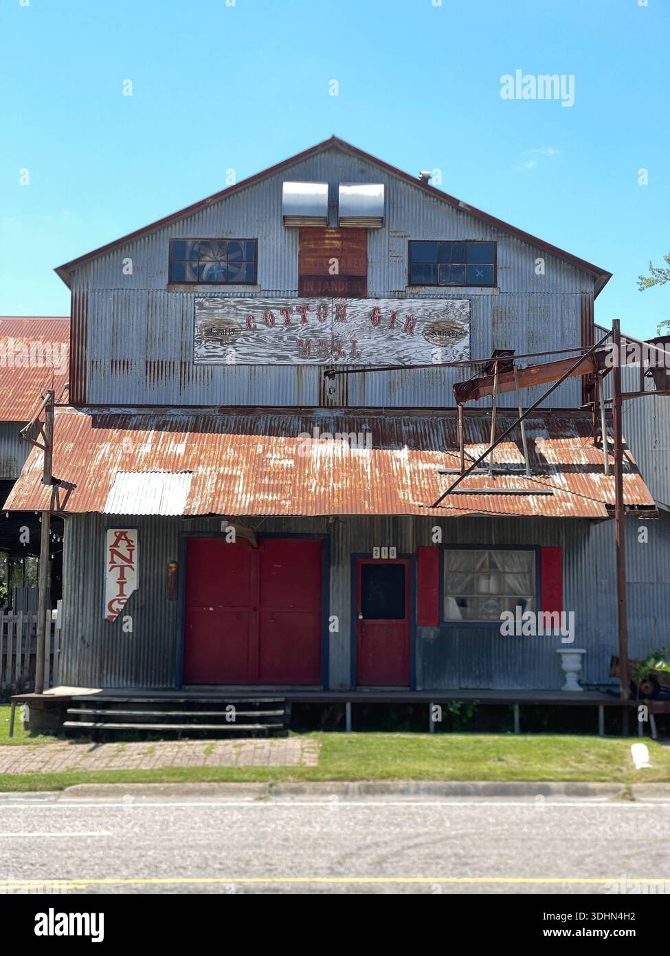Steel house texas hi-res stock photography and images - Alamy