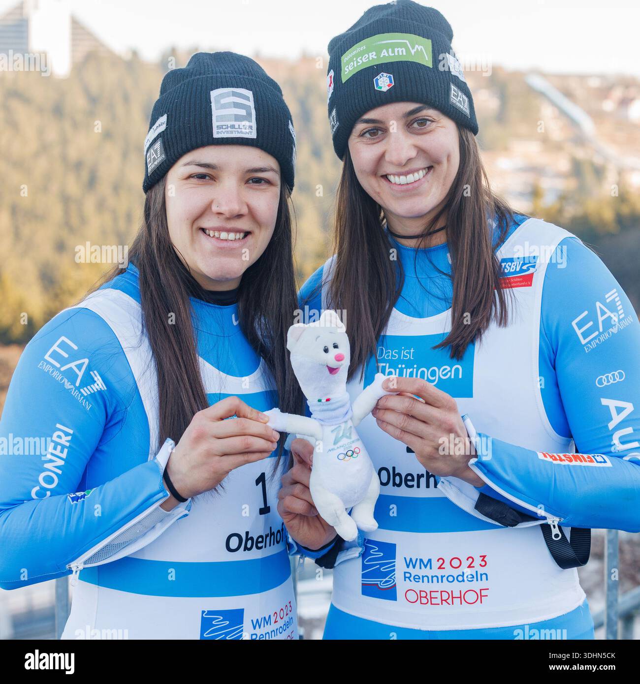 von rechts: Andrea Voetter mit Marion Oberhofer (ITA) mit Maskottchen ...