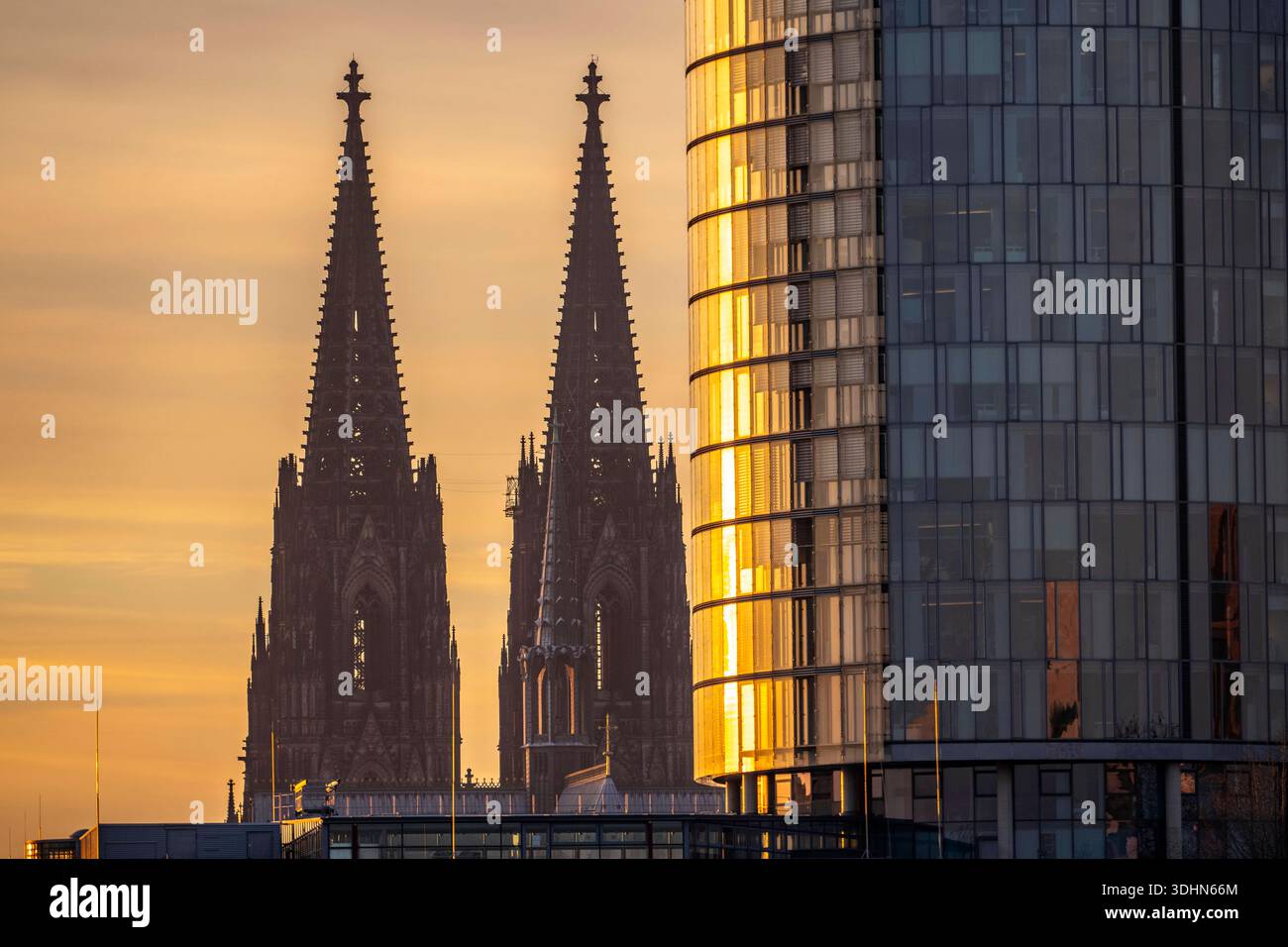 Kölner Dom, Kirchtürme, runde Fassade des KölnTriangle Hochaus in Köln ...
