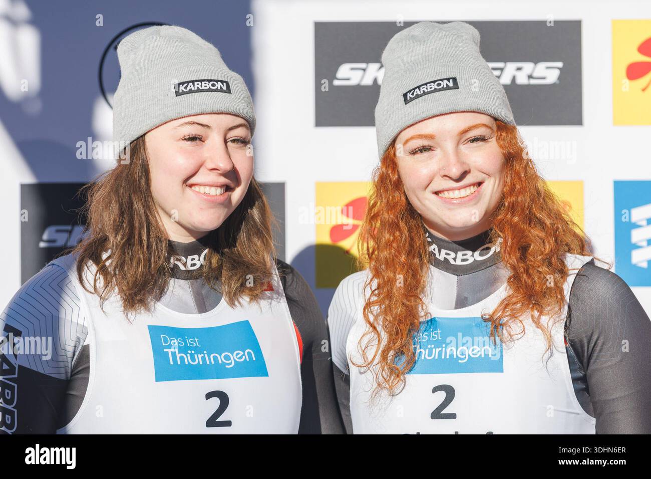 Siegerehrung Nationencup; von links: Beattie Podulsky mit Kailey Allan ...