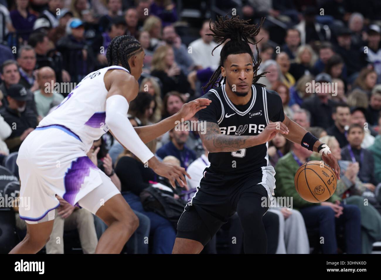 San Antonio Spurs guard Stephon Castle, right, drives to the basket ...