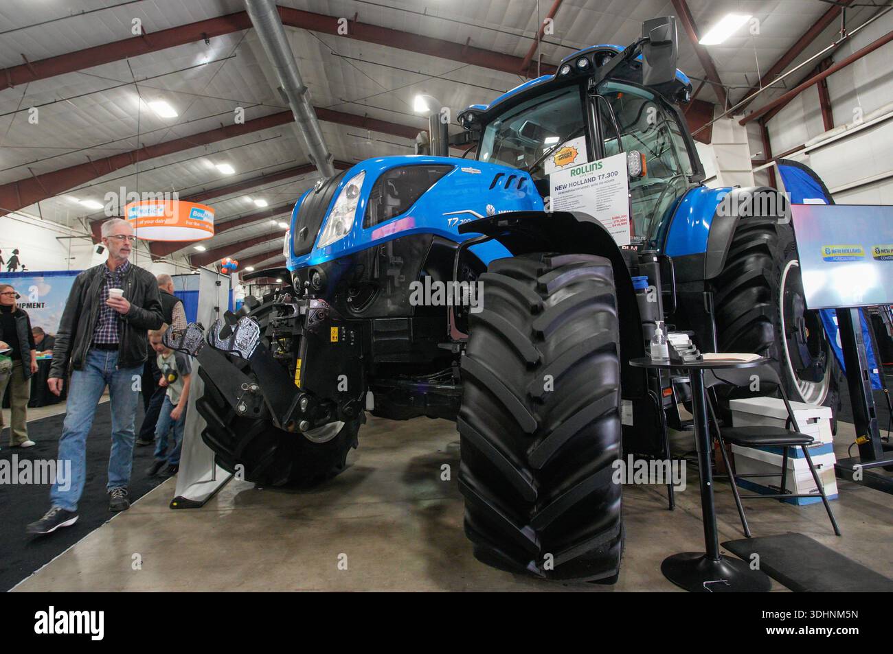 (260123) -- ABBOTSFORD, Jan. 23, 2026 (Xinhua) -- People view a tractor ...