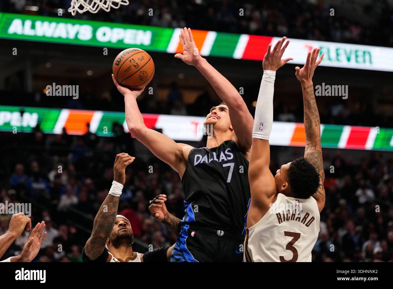 Dallas Mavericks forward Dwight Powell (7) shoots as Golden State ...