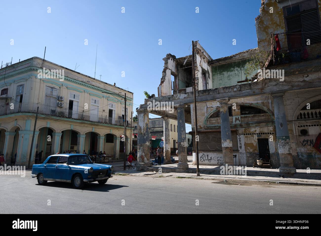 Architectural tension hi-res stock photography and images - Alamy