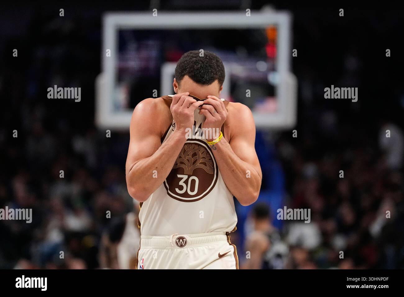 Golden State Warriors guard Stephen Curry wipes his face with his ...