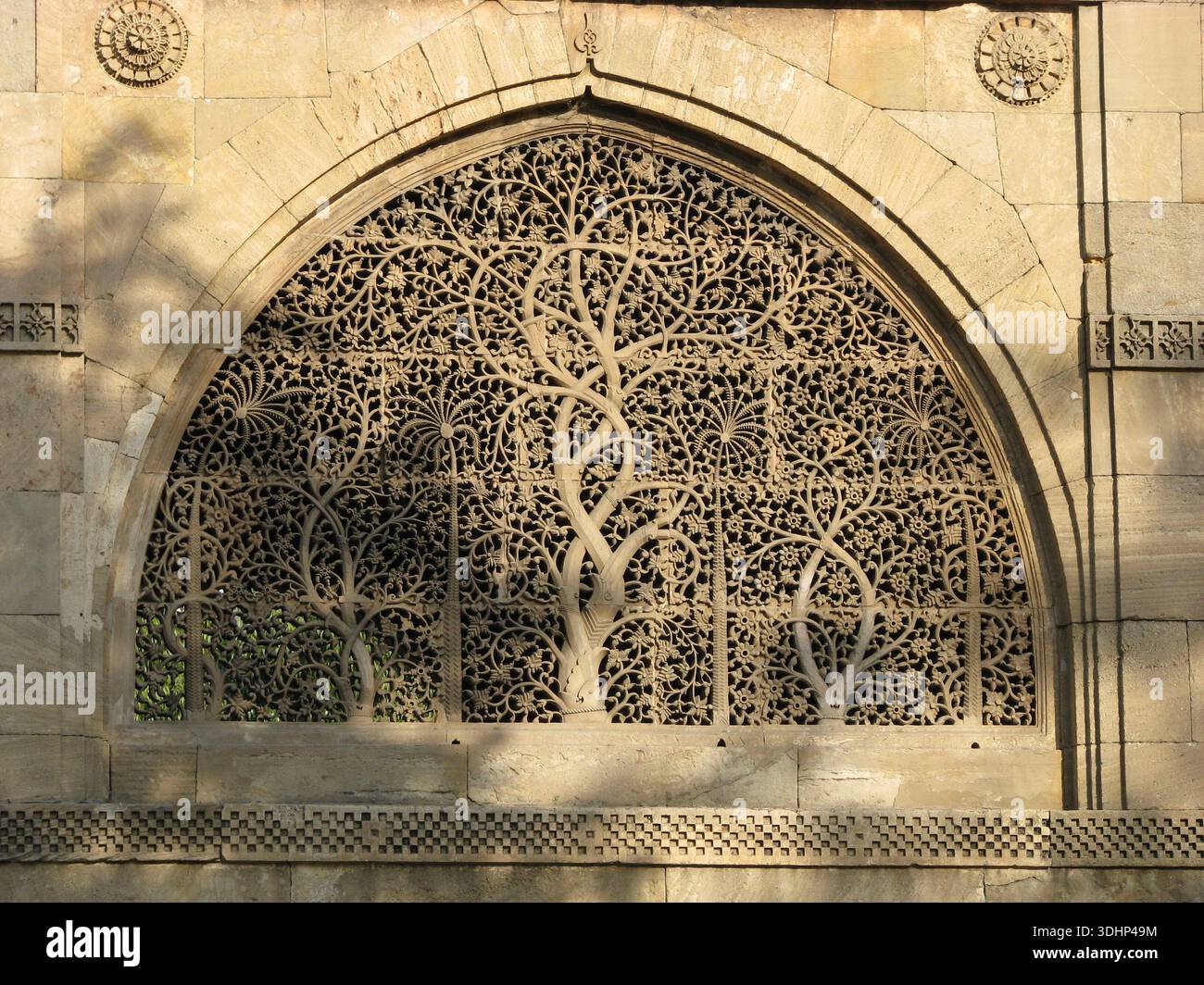 Floral lattice pattern hi-res stock photography and images - Alamy