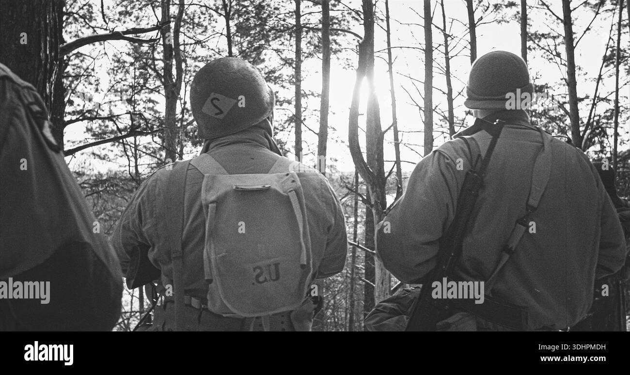 Ww2 soldiers back view Black and White Stock Photos & Images - Alamy