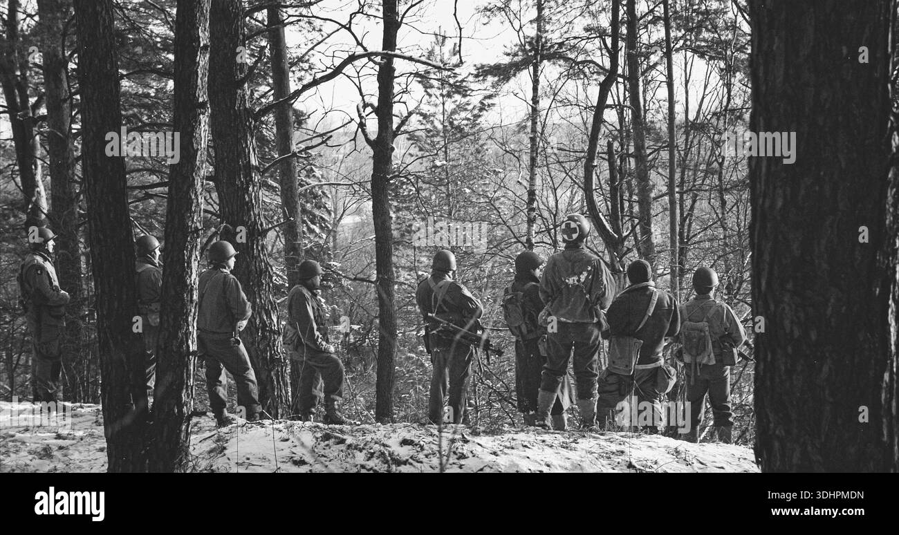 Ww2 soldiers back view Black and White Stock Photos & Images - Alamy