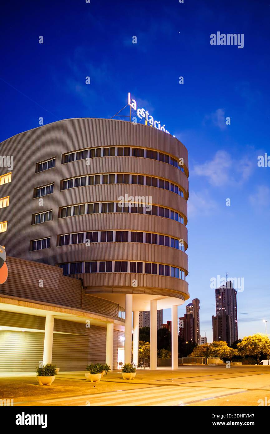 Curved glass facade hotel hi-res stock photography and images - Alamy