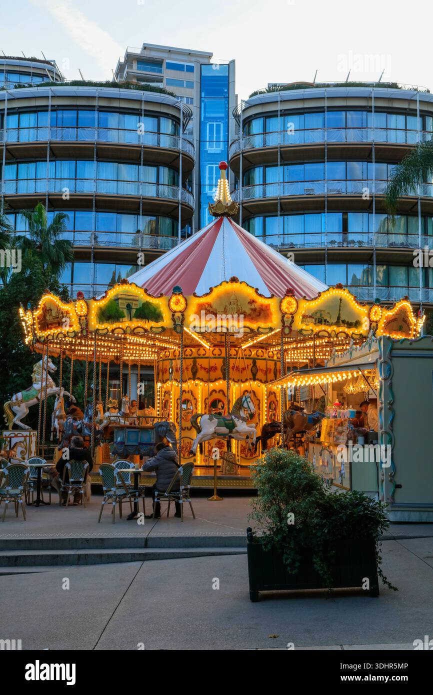Karussell im Jardin du Casino, hinten One Monte-Carlo, Monte-Carlo ...