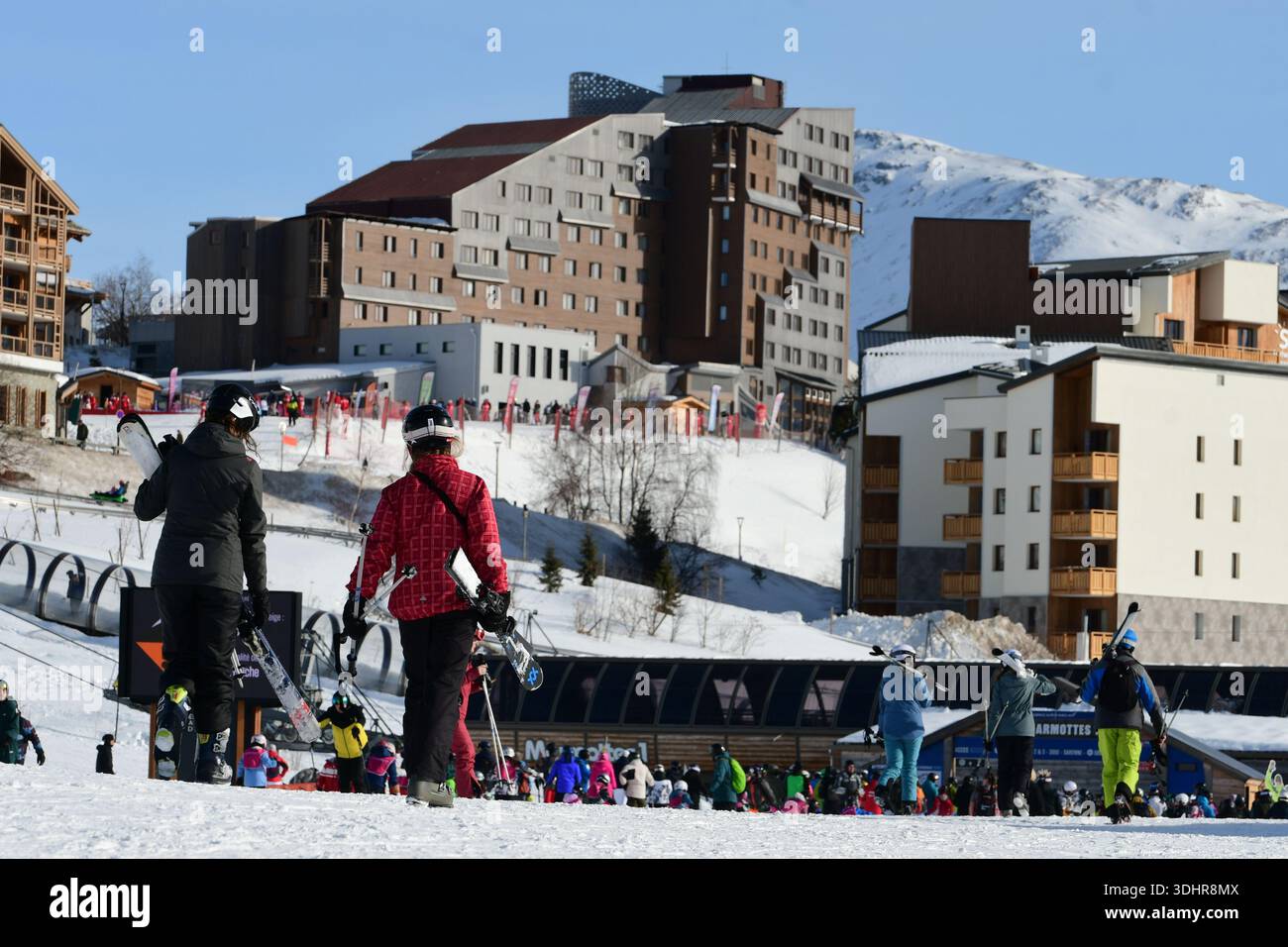 January 20, 2026, Alpe D Huez, Isere, France: Skiers seen on a ski ...