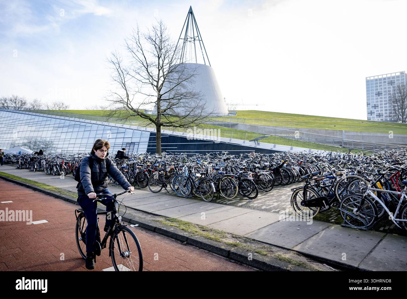 DELFT - Students on the campus of Delft University of Technology. In ...