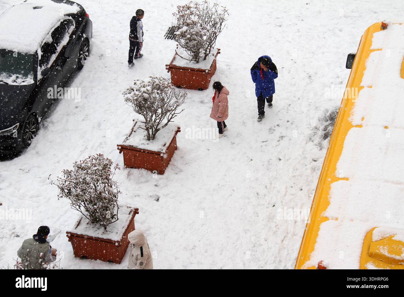 A heavy snowfall blankets Weihai City, east China's Shandong Province ...