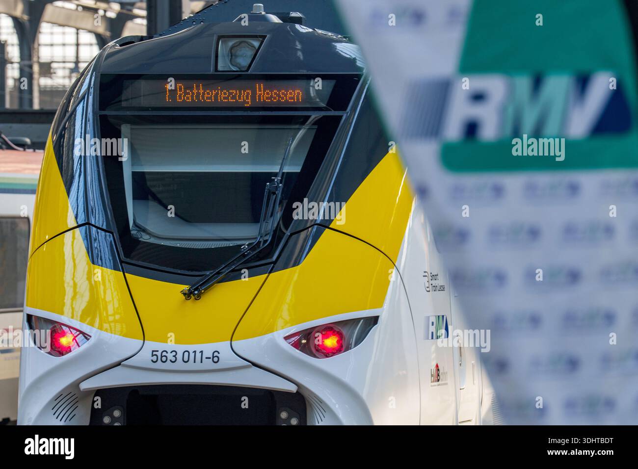 23 January 2026, Hesse, Wiesbaden: The first battery train in Hesse is ...