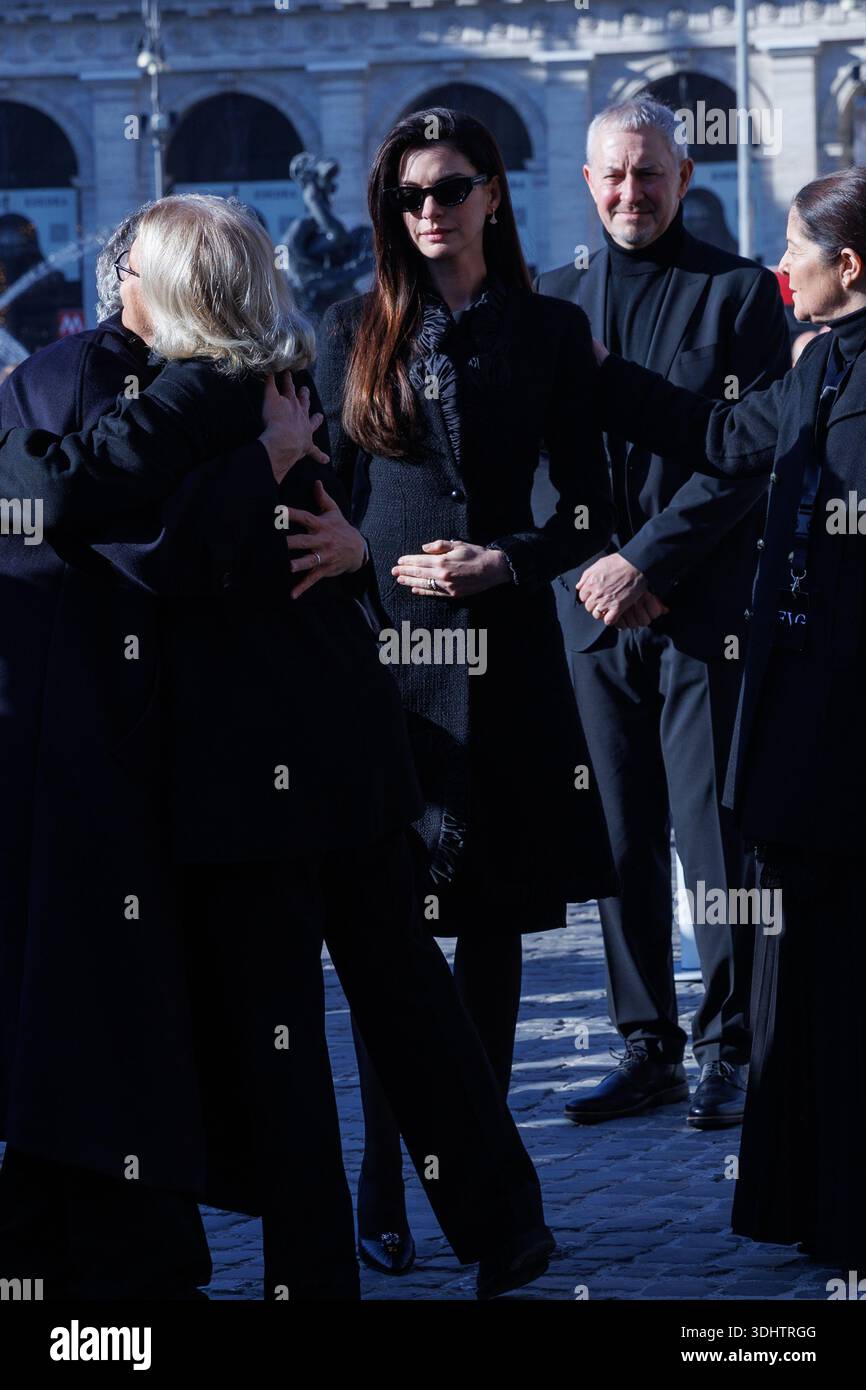 Anne Hathaway arrives at Valentino Garavani's funeral on January 23rd ...