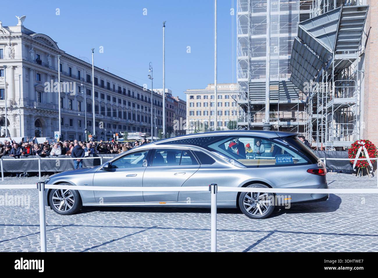 Arrival of the coffin at Valentino Garavani's funeral on January 23rd ...