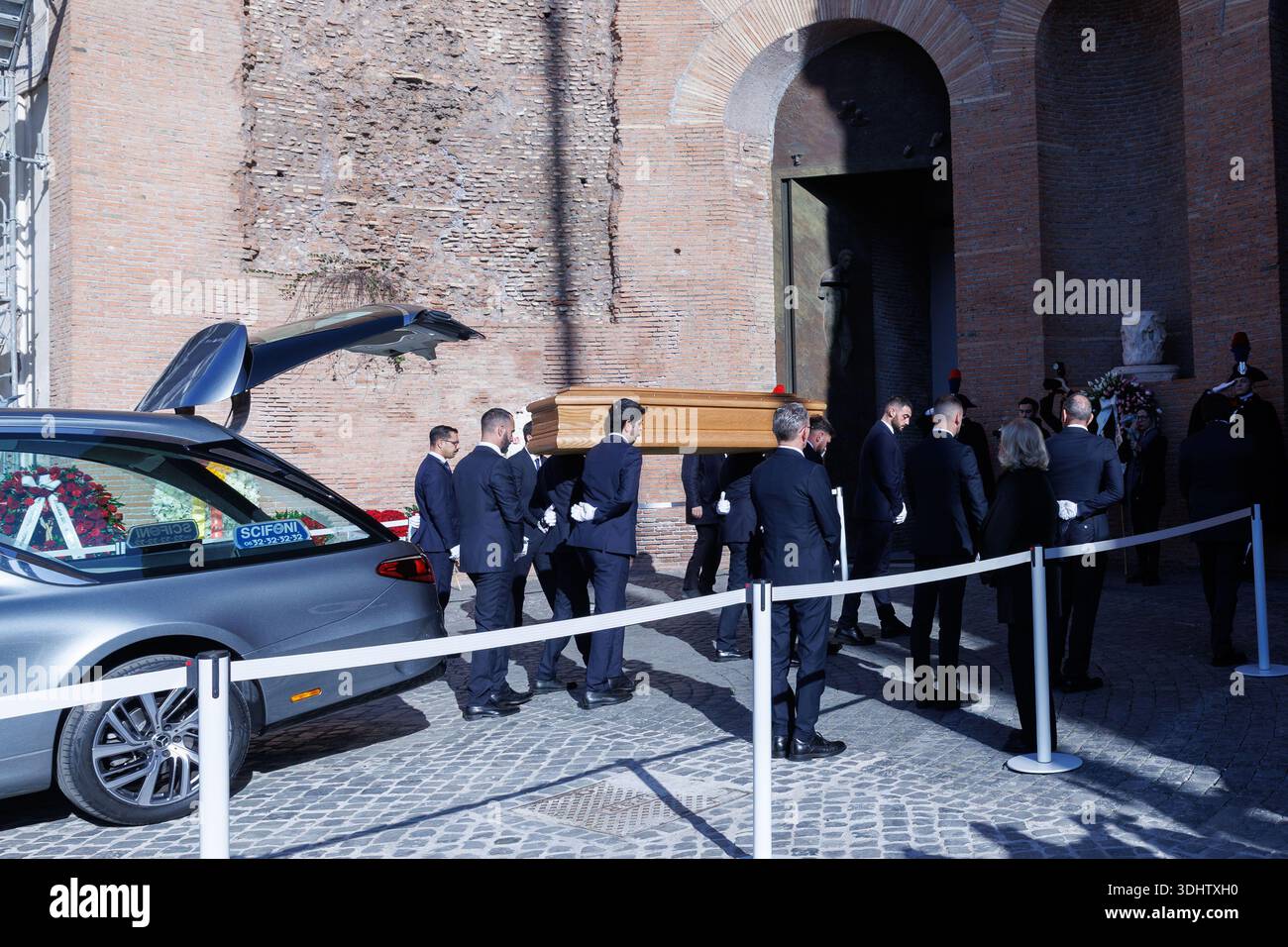 Arrival of the coffin at Valentino Garavani's funeral on January 23rd ...