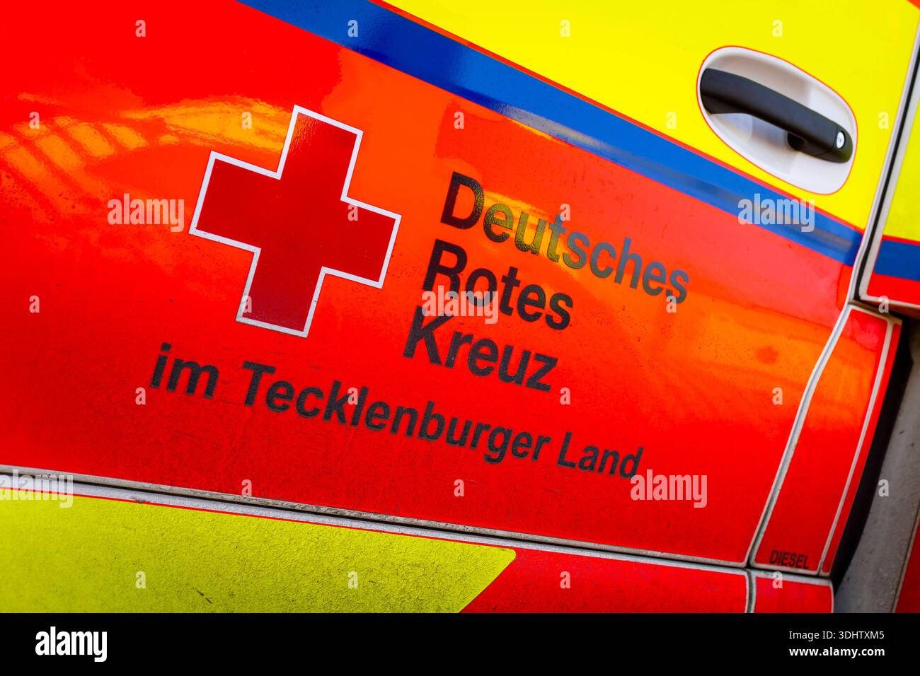 Symbolbild Rettungsdienst. RTW des DRK Deutsches Rotes Kreuz im ...