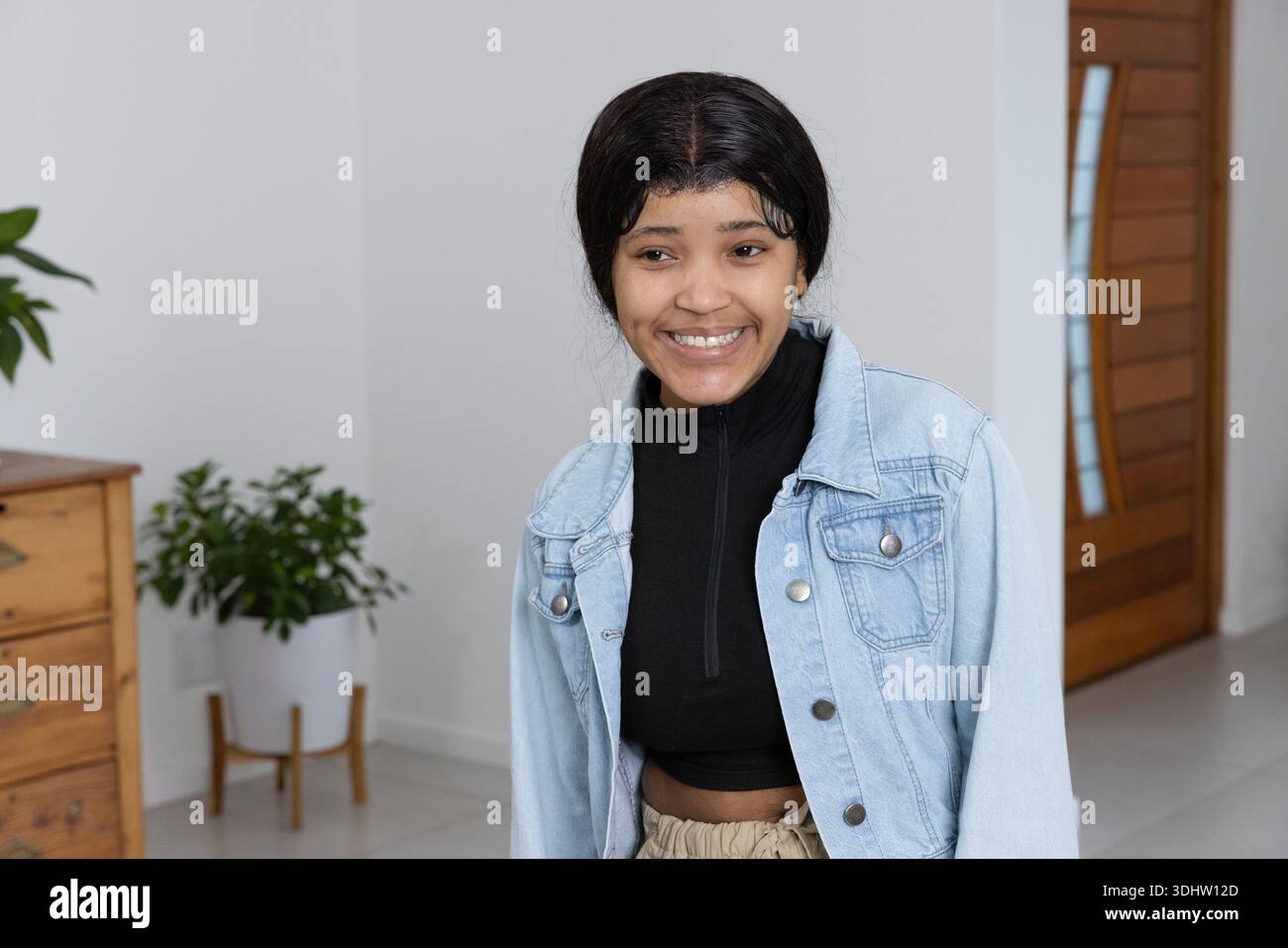 Woman wearing crop top hi-res stock photography and images - Alamy