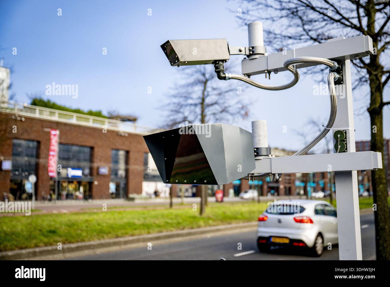 ROTTERDAM - Fines will be issued via the focus flash for holding a ...