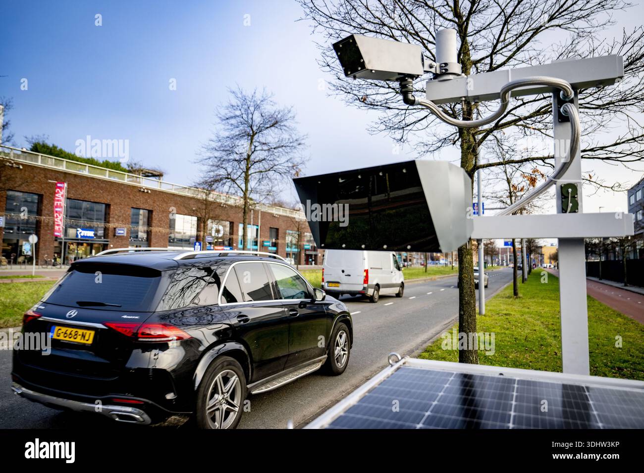 ROTTERDAM - Fines will be issued via the focus flash for holding a ...