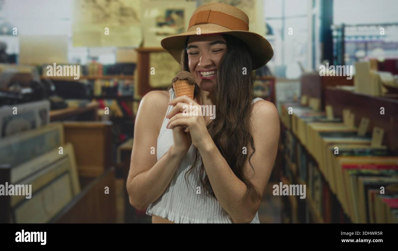 Woman wearing strawhat holding hi-res stock photography and images - Alamy