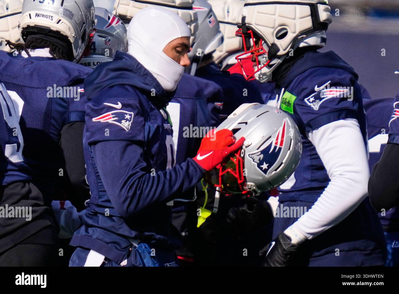 New England Patriots cornerback Christian Gonzalez (0) puts on his ...