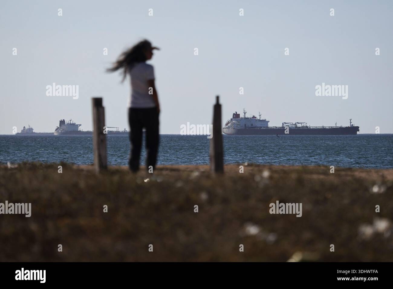 22 January 2026, Venezuela, Amuay: A woman looks out over the sea on ...