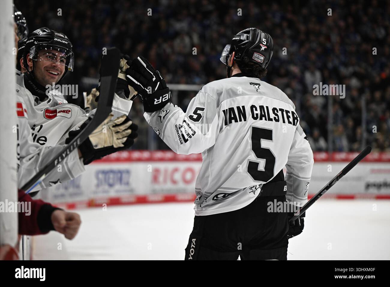 Jubel bei Robin Van Calster (Koelner Haie) Schwenninger Wild Wings ...