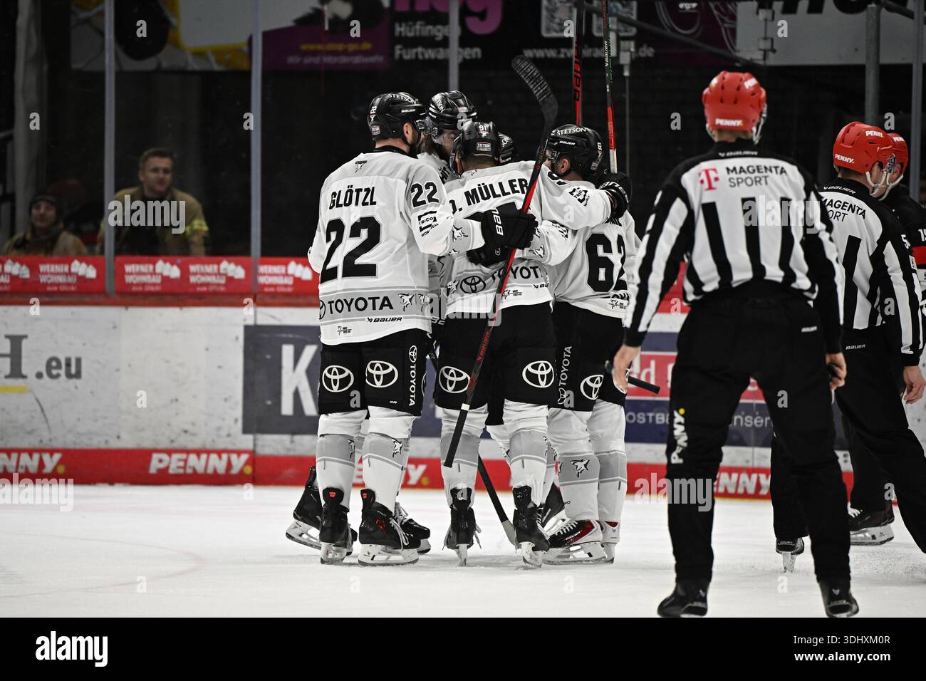 (v.l.n.r.) Maximilian Gloetzl (Koelner Haie) Parker Tuomie (Koelner ...