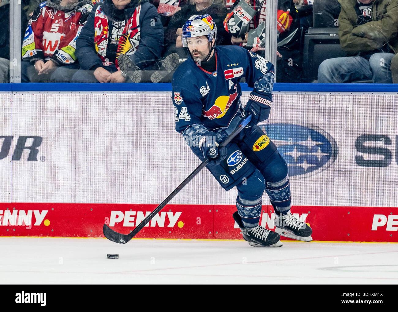 Ryan Murphy (EHC Red Bull Munich, #24) was responsible for the goal ...