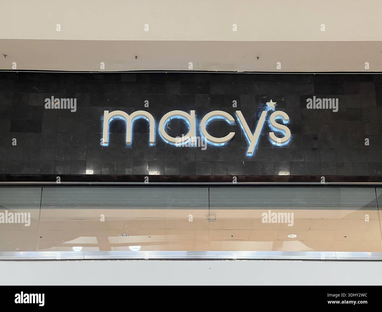 Facade with logo at Macy's department store in Stoneridge Mall ...