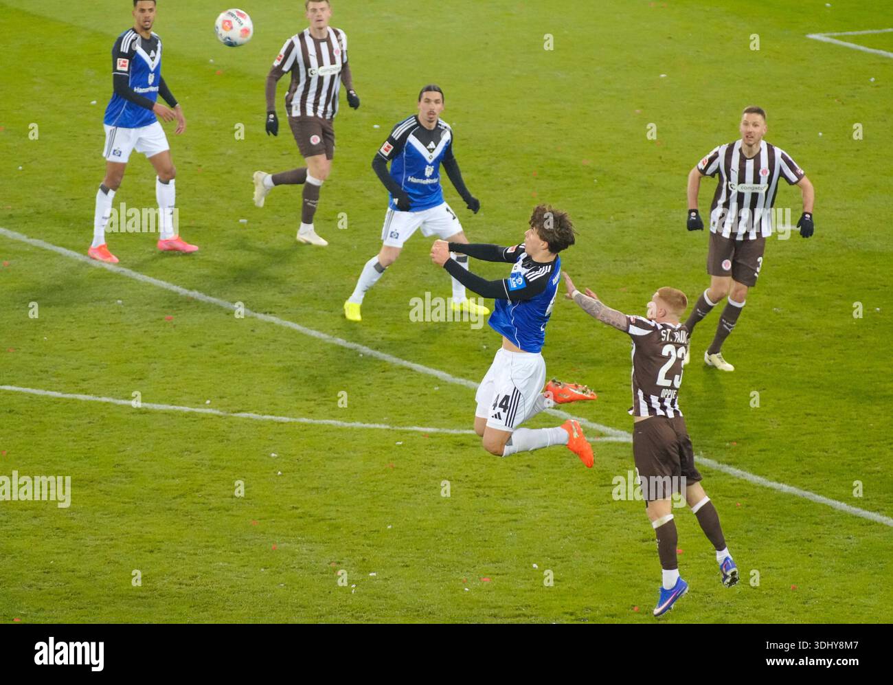 left. Luka Vuskovic (HSV Hamburg), Louis Oppie Hamburg, January 23 ...