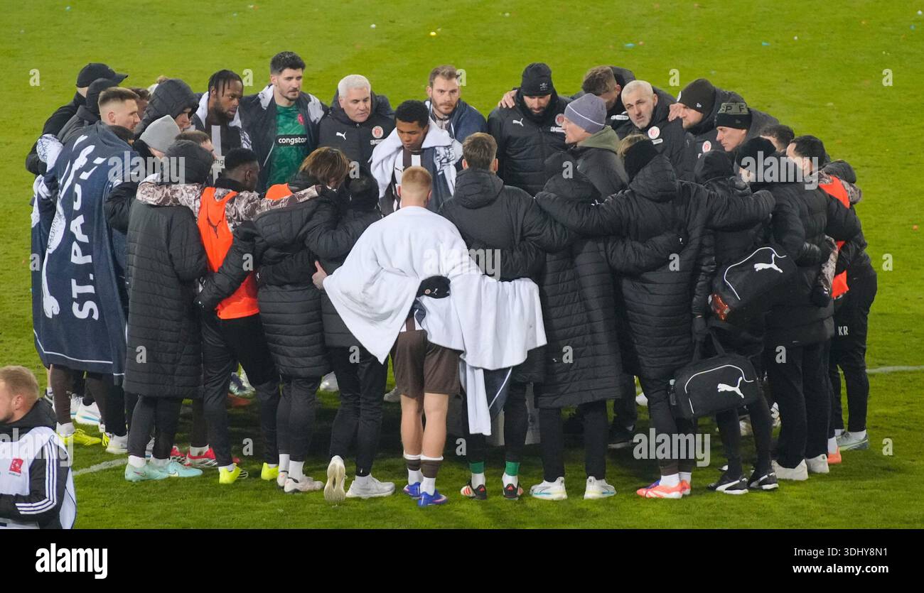 Coach Alexander Blessin (St. Pauli) with team after the game Hamburg ...