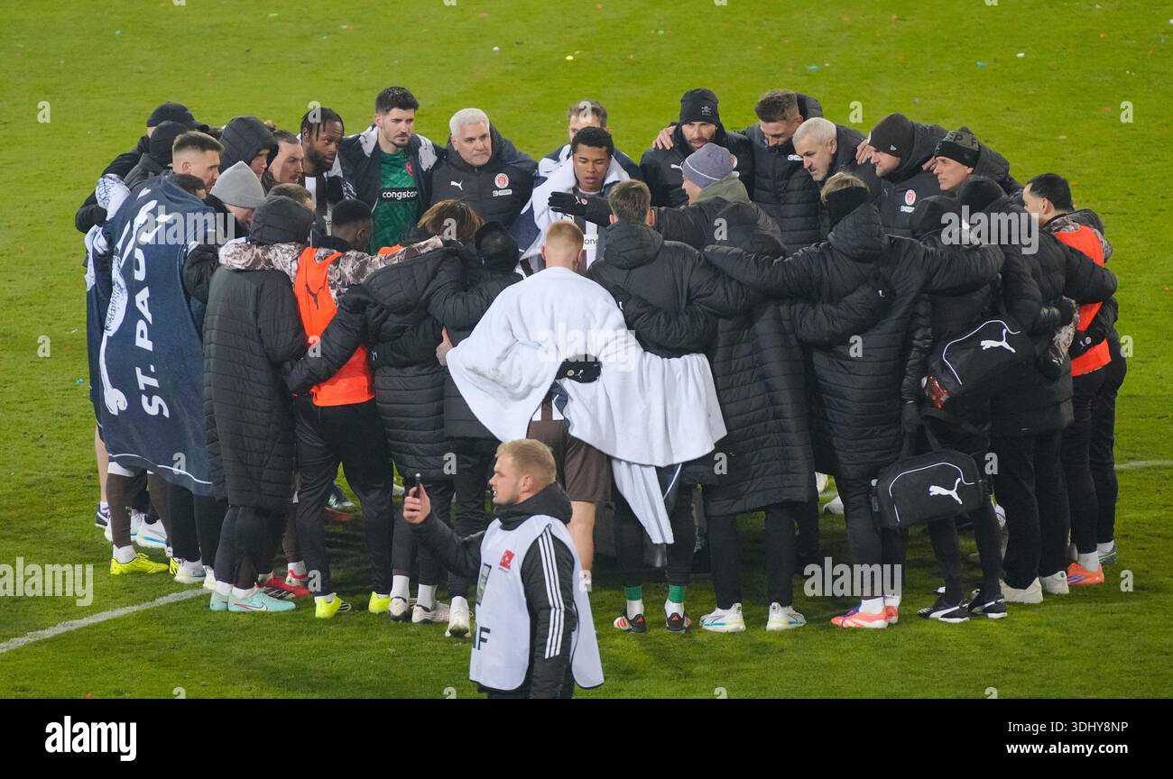 Coach Alexander Blessin (St. Pauli) with team after the game Hamburg ...