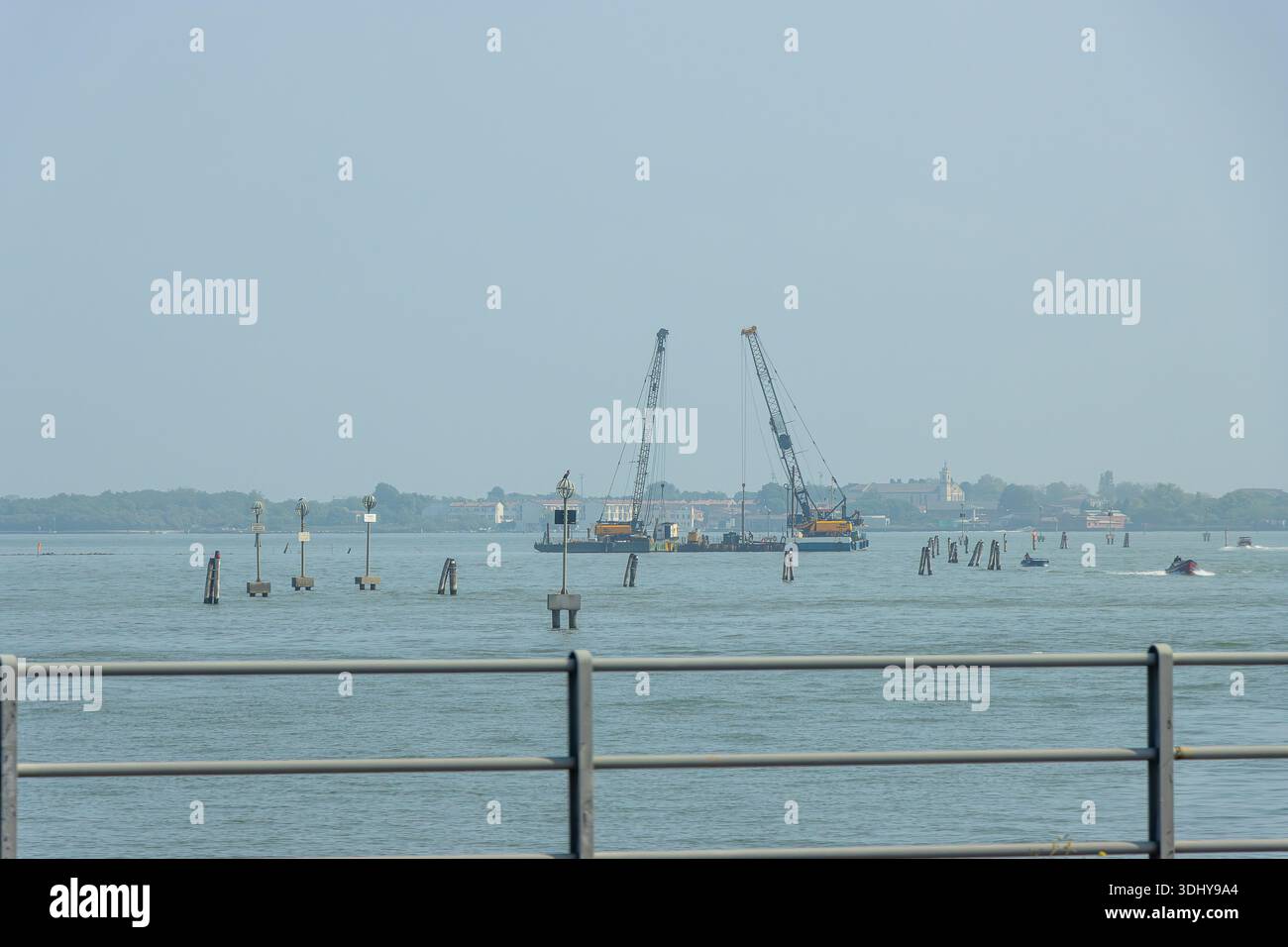 Floating crane platform operating hi-res stock photography and images ...