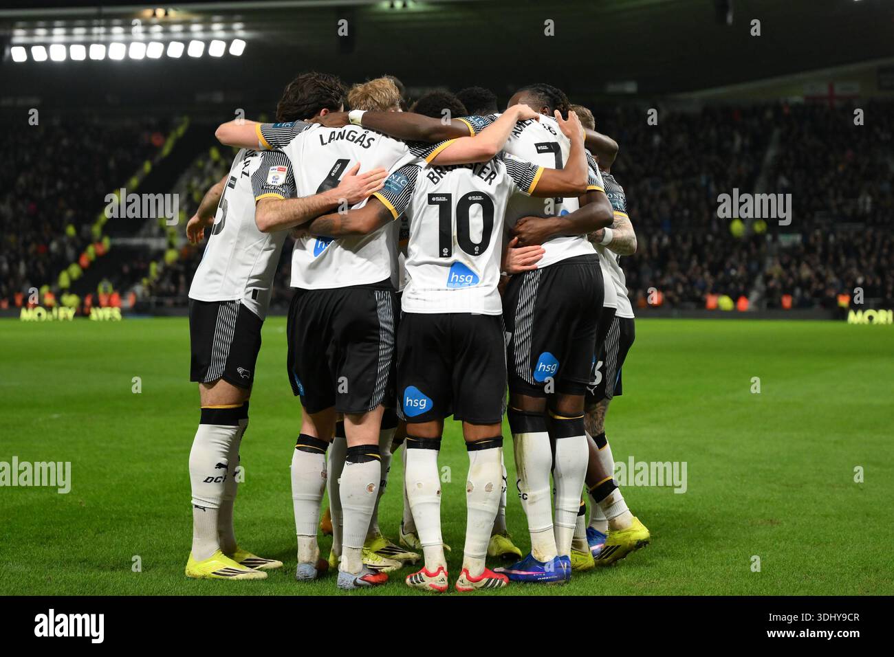 Derby County celebrate after Patrick Agyemang of Derby County scored a ...