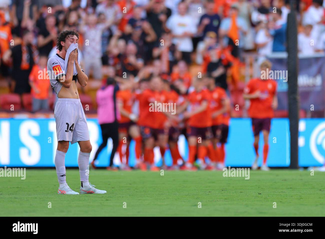 Jay Barnett (14 Adelaide) looks dejected after Chris Long (9 Brisbane ...