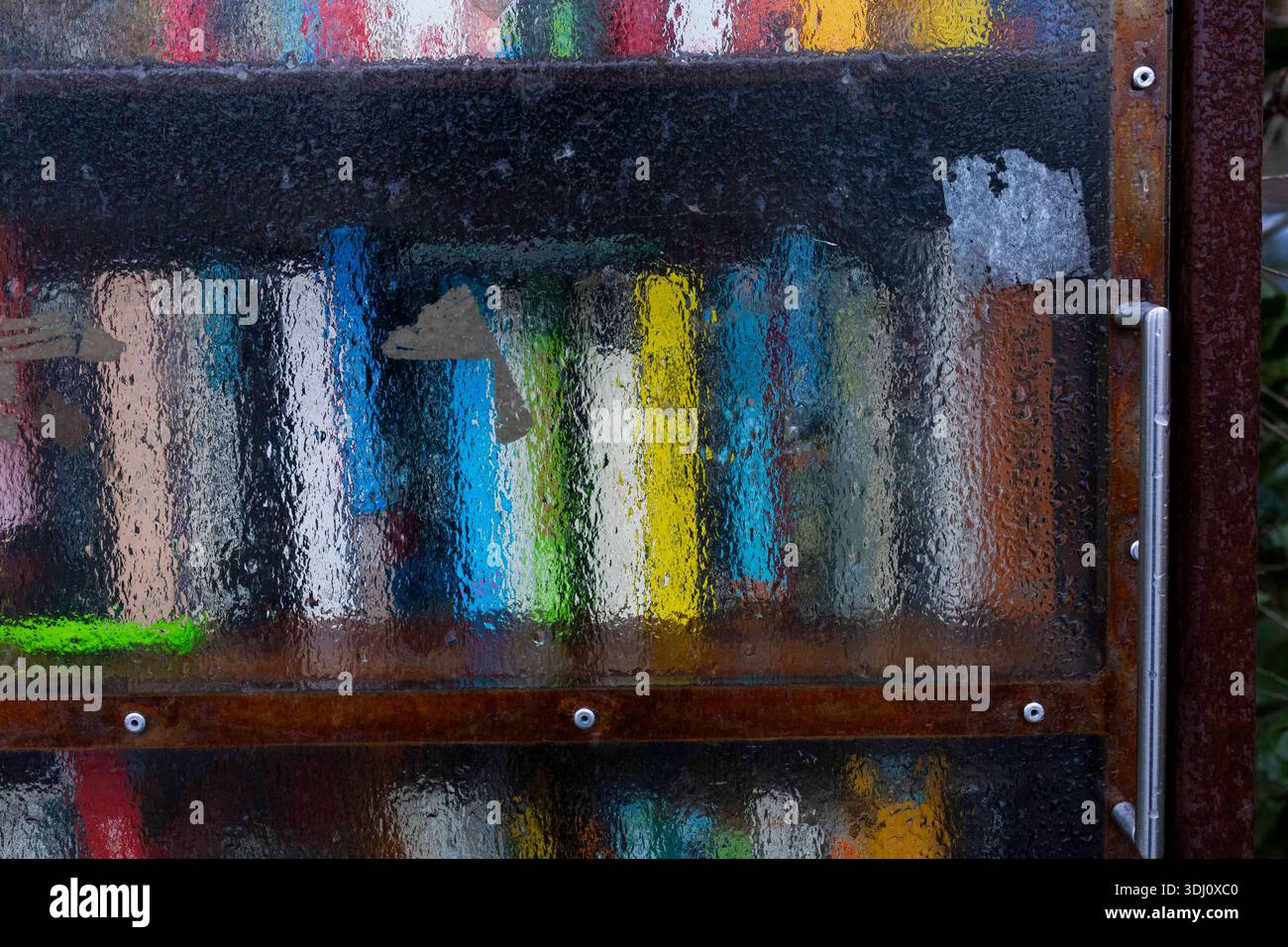 Zugefrorene Scheibe am Bücherschrank in der Wüste. 24.01.2026 Glatteis ...