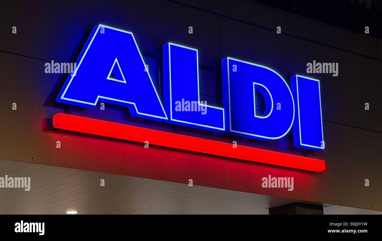Das Logo vom Lebensmittel-Discounter Aldi leuchtet übe der Filiale an ...