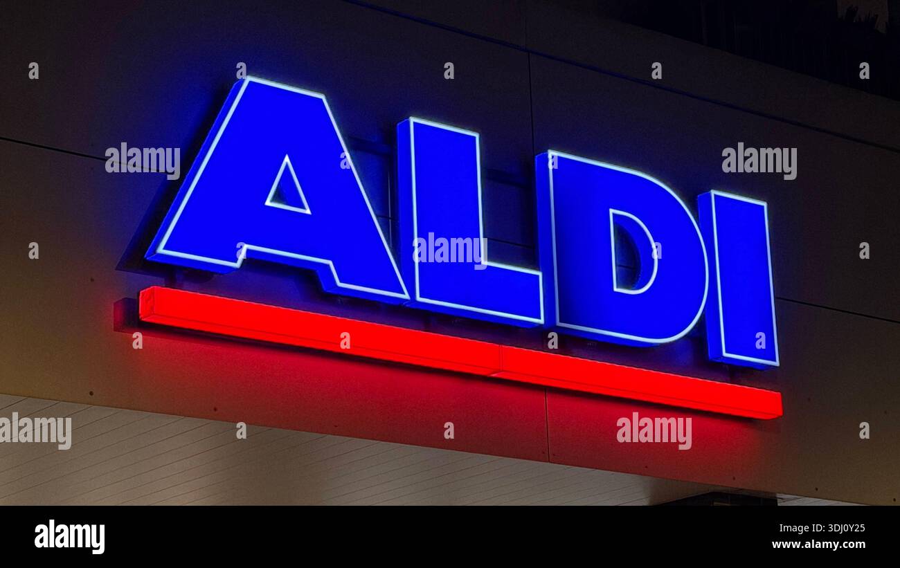 Das Logo vom Lebensmittel-Discounter Aldi leuchtet übe der Filiale an ...