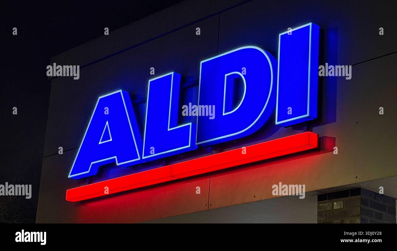 Das Logo vom Lebensmittel-Discounter Aldi leuchtet übe der Filiale an ...