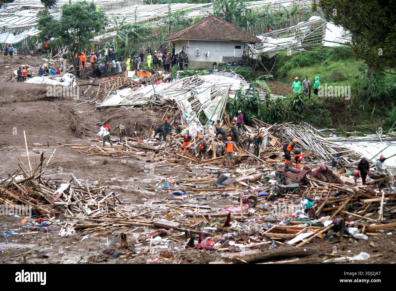 (260124) -- WEST BANDUNG, Jan. 24, 2026 (Xinhua) -- Rescue team members ...