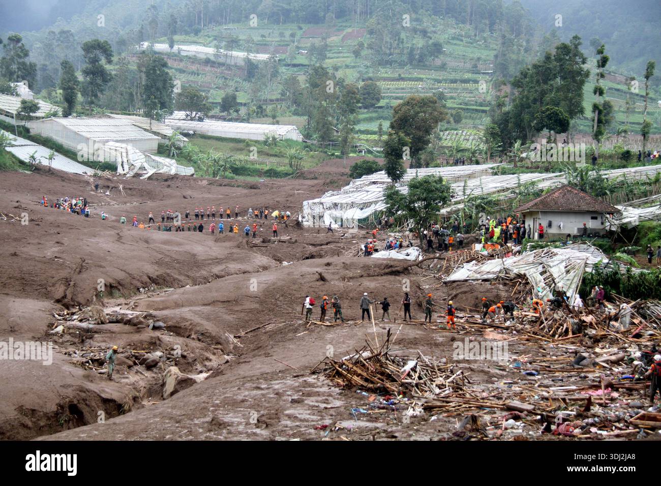 (260124) -- WEST BANDUNG, Jan. 24, 2026 (Xinhua) -- Rescue team members ...