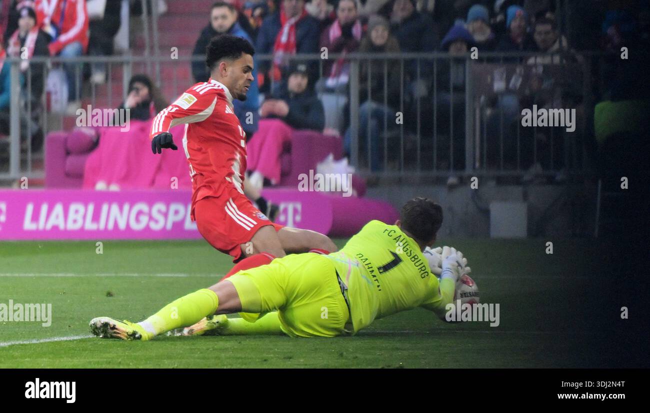 from left: Luis Diaz (Bayern), goalkeeper Finn Dahmen (FC Augsburg ...