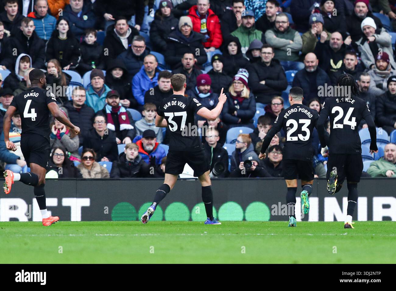 Micky van de Ven of Tottenham Hotspur celebrates after scoring to make ...