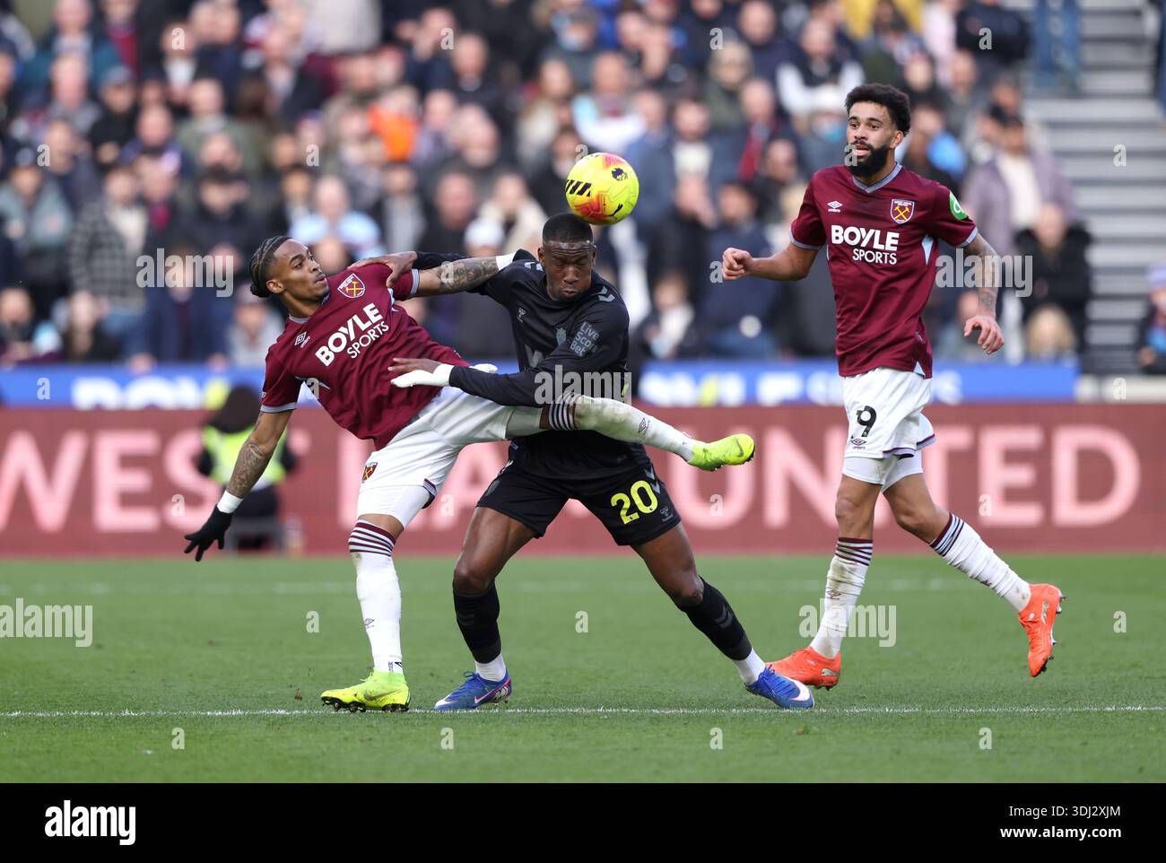 Crysencio Summerville (WHU) Nordi Mukiele (S) Callum Wilson (WHU) at ...