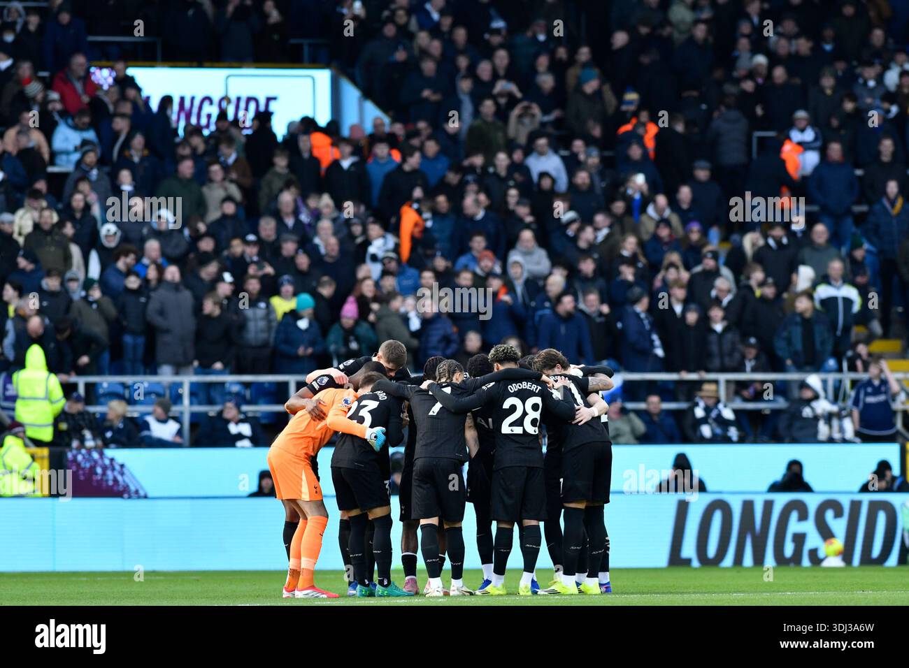 Spurs huddle during the Burnley v Tottenham Hotspur Premier League ...