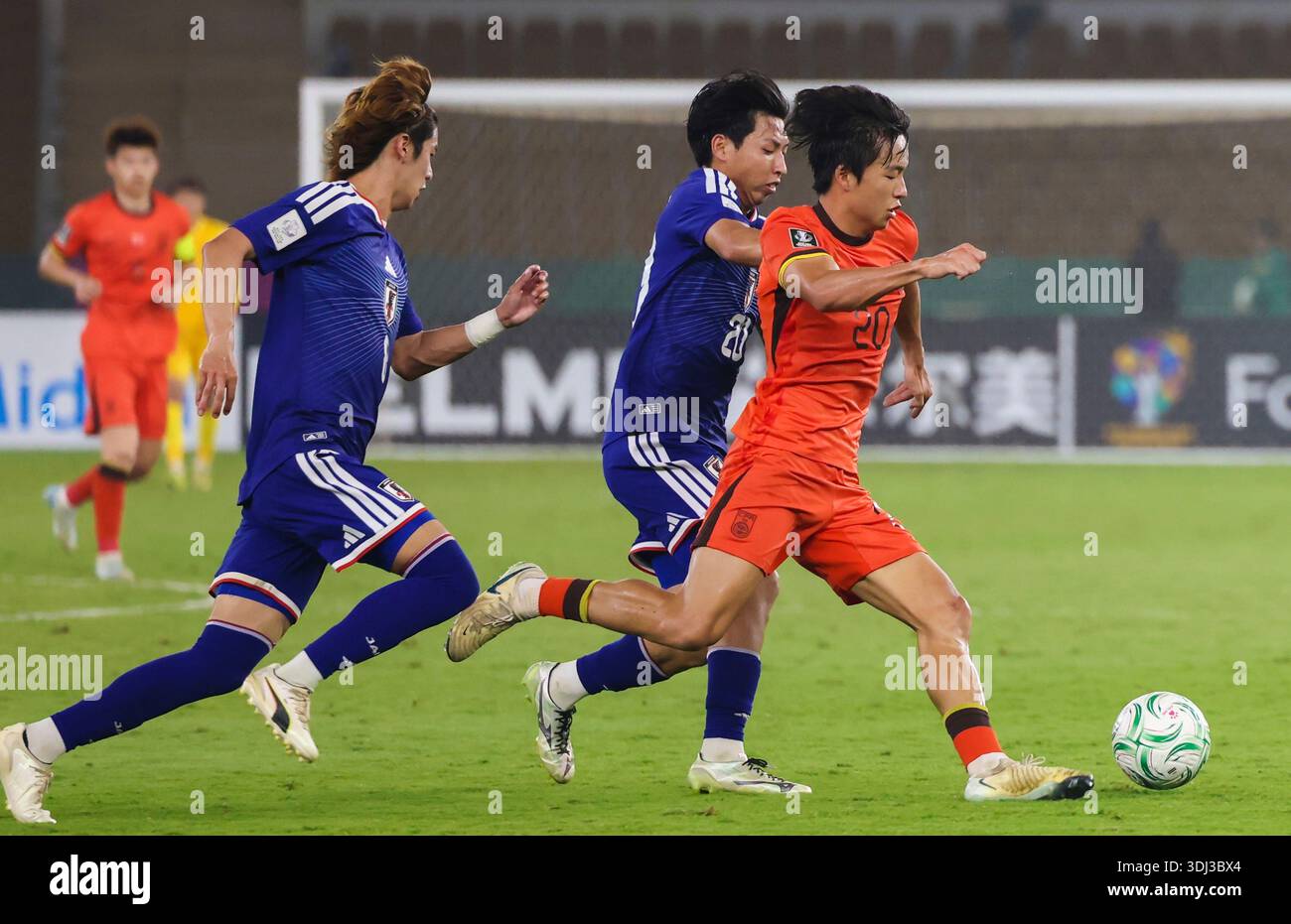 (260124) -- JEDDAH, Jan. 24, 2026 (Xinhua) -- Li Zhenquan (R) of China ...